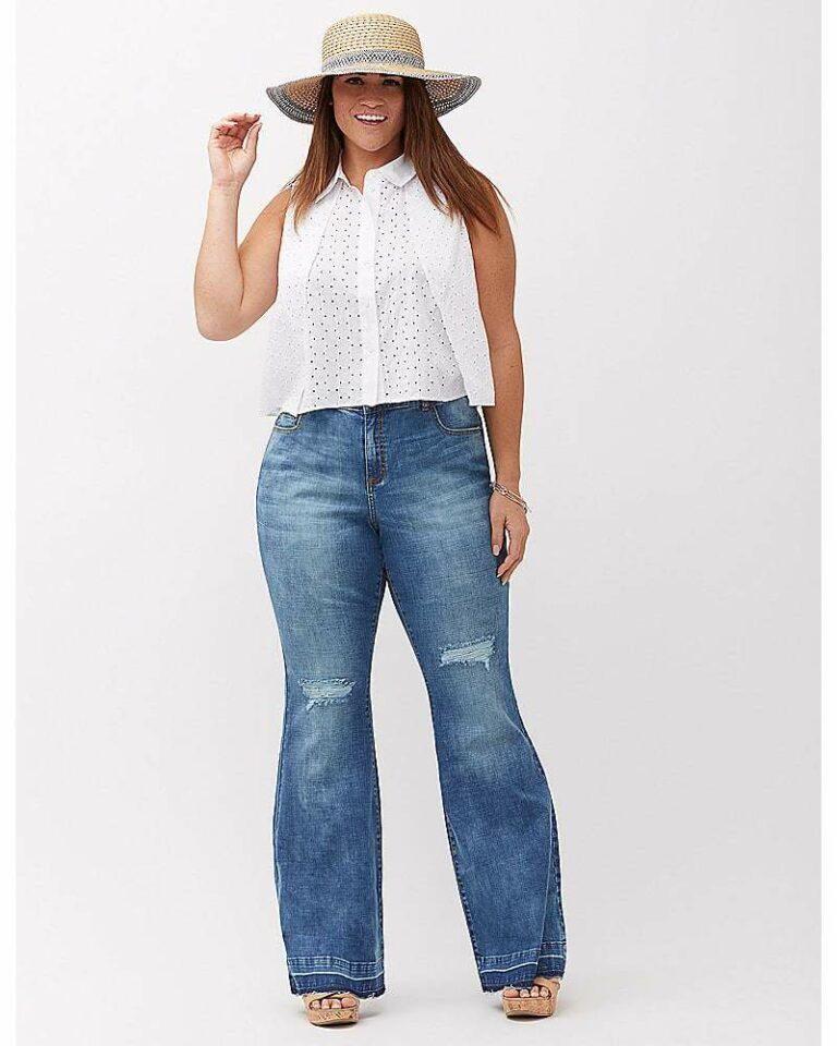 Cropped Eyelet Shell | The Curvy Fashionista