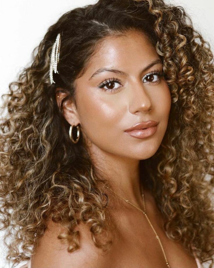 8 Must Have Highlighters for Your Summer Glow | The Curvy Fashionista