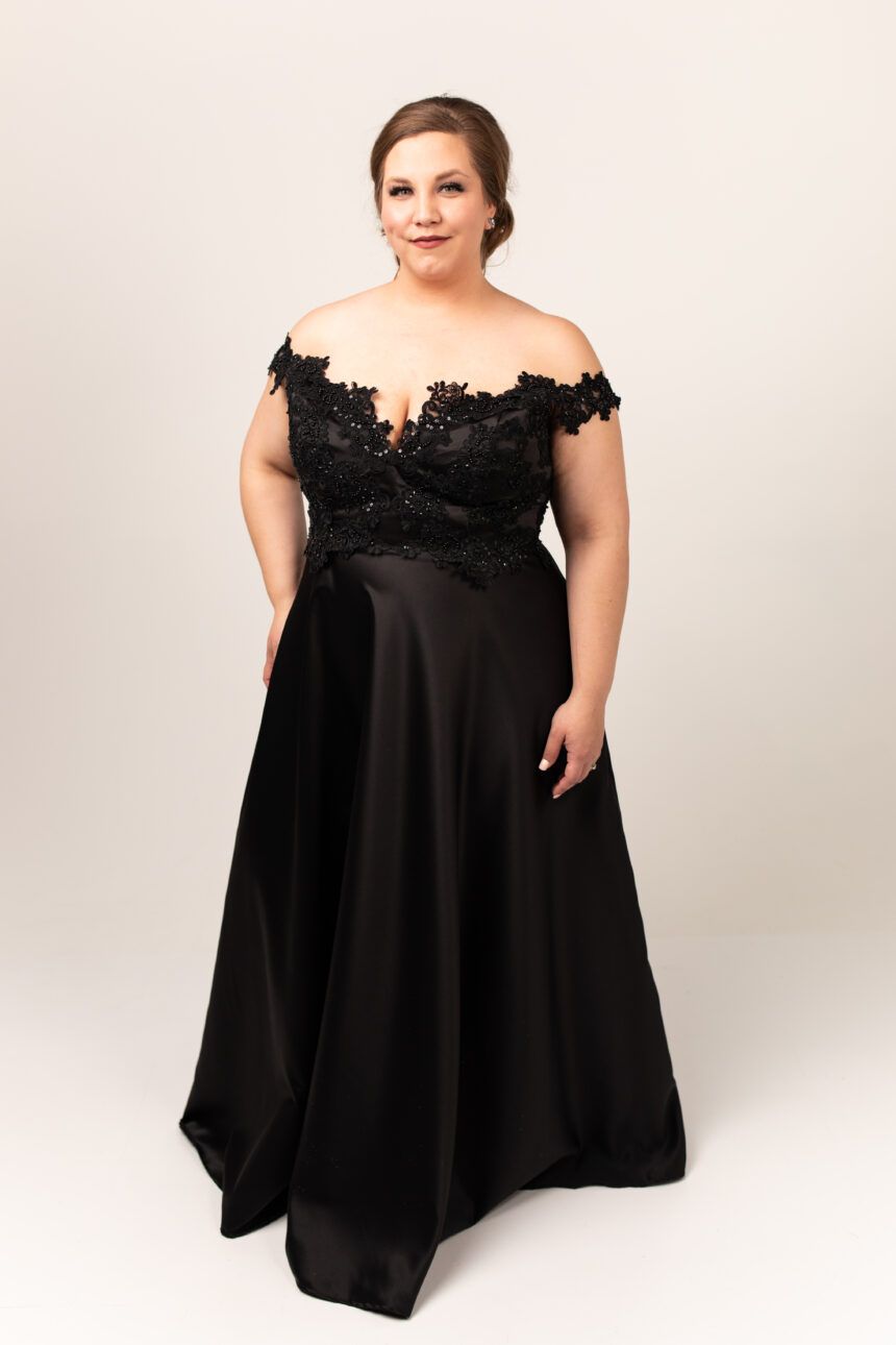 Hannah Caroline Couture's Sample Sale is a Plus Size Bride's Dream Come ...